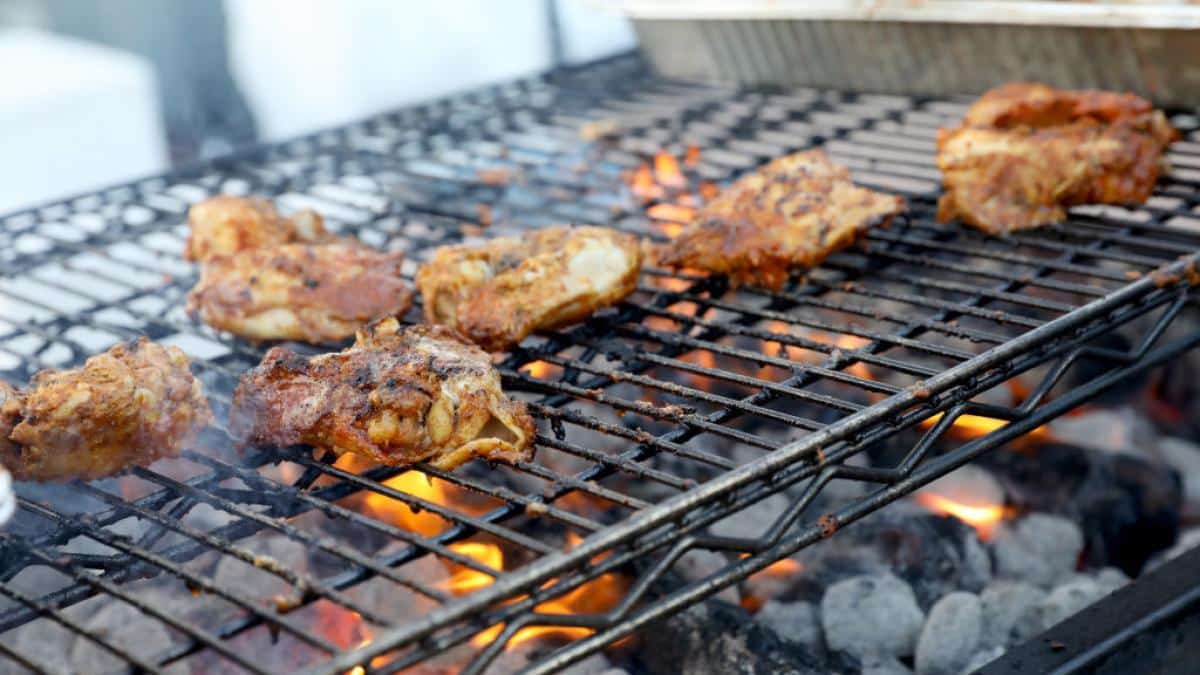 Sărbătoare cu gust amar. Grătarul de 1 Mai te poate băga în datorii ...